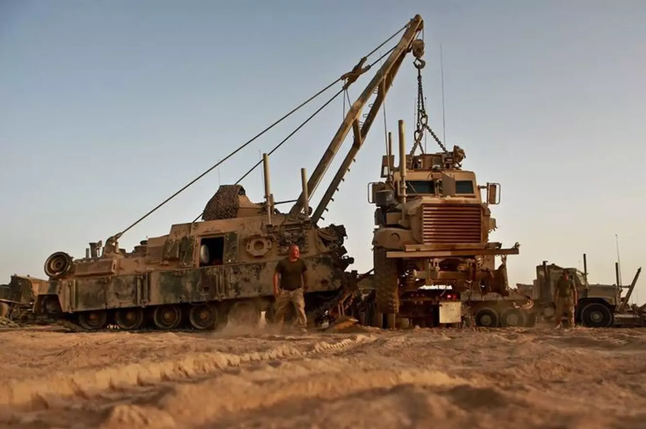 The M88 Army Tracked Tow Truck is designed for one purpose: hauling everything heavy from point A to point B under enemy fire. That's why it's so powerful: the torque is 3720 kg/m.