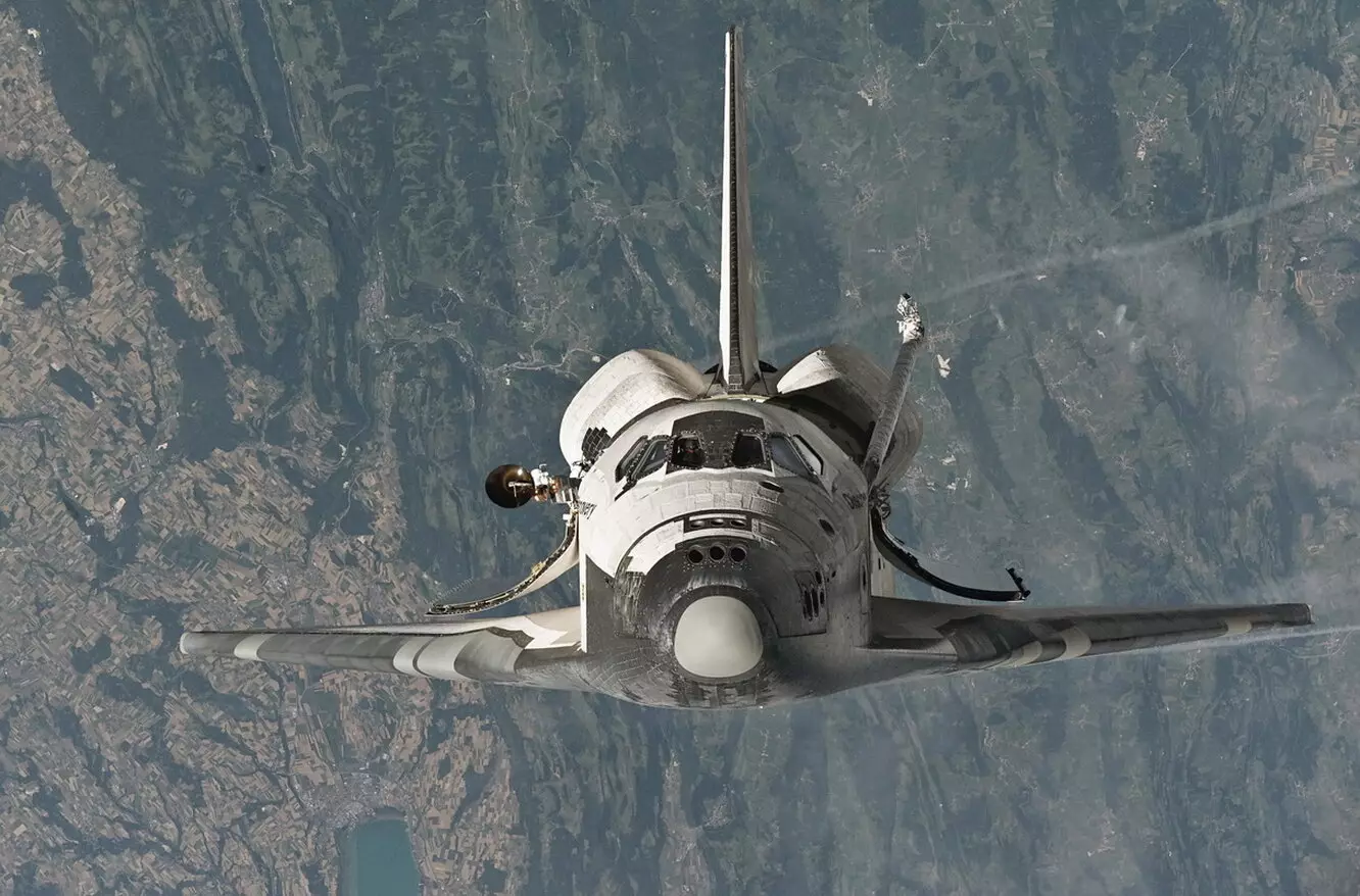 The Boomerang incident occurred during the STS 114 mission of the shuttle Discovery in 2005. Before docking with the ISS, the commander of the spacecraft, Eileen Collins, carried out a maneuver so that they could inspect the Discovery from the station and take some photos. Astronaut Steve Robinson got into the frame, as well as a mysterious white object moving along a strange trajectory. Ufologists believe that he was controlled by someone.