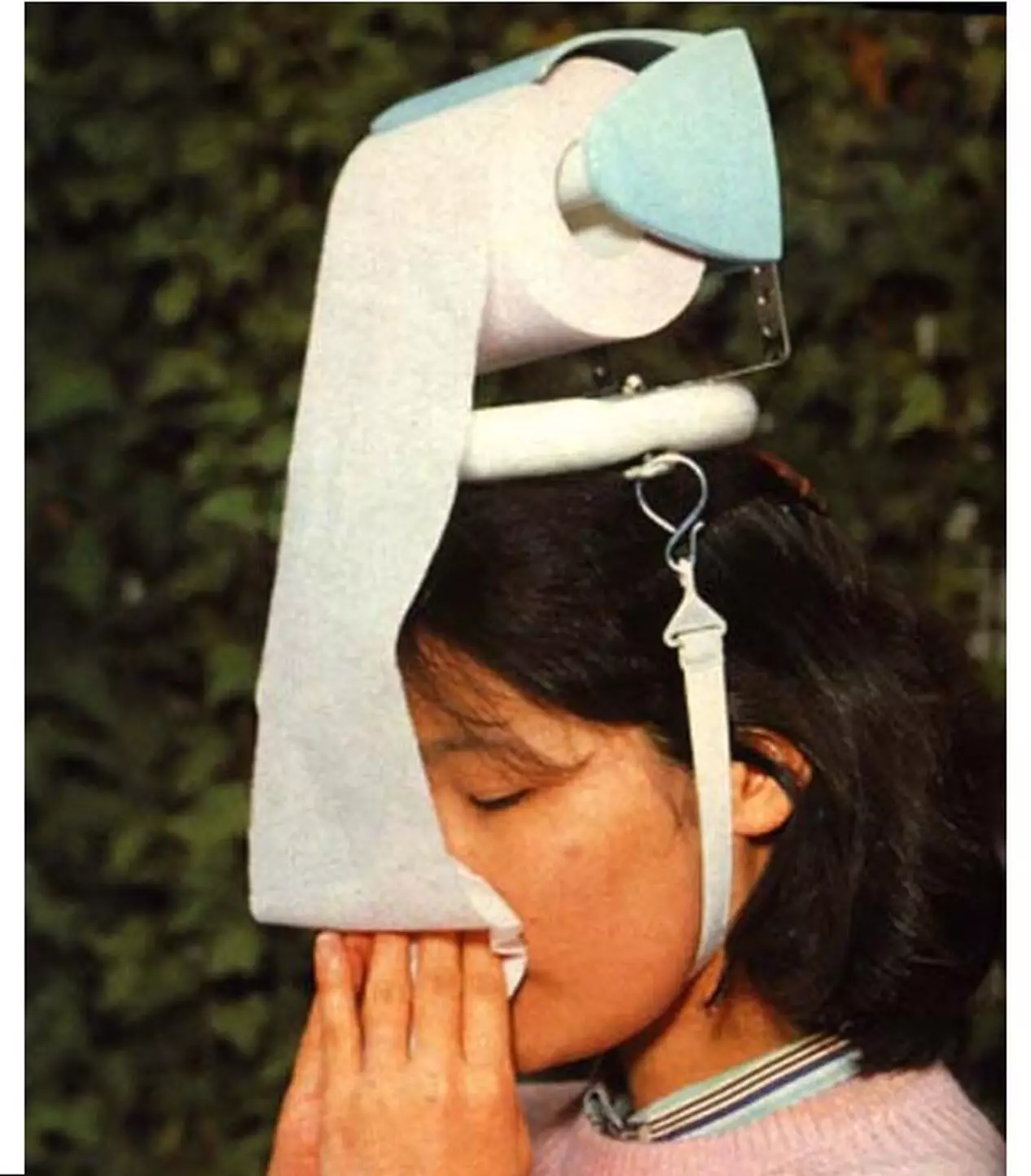 Les Japonais sont connus pour leur amour des coiffes originales. Un hybride de chapeau et de porte-papier hygiénique peut sembler absurde, mais en été, il sera indispensable pour tous les habitants des grandes villes qui souffrent d'allergies ou simplement ceux qui sont dérangés par la poussière et la suie constantes des rues de la capitale.