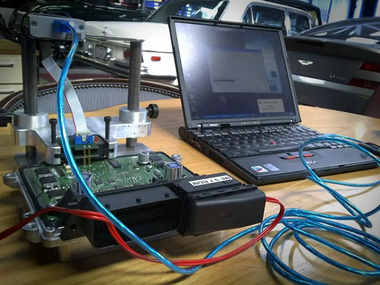 Chiptuning. Als alle systemen van uw auto door een computer worden bestuurd, is het altijd de moeite waard om in de instellingen te graven. De fabriek stelt gemiddelde instellingen in waarmee u de auto in elk land kunt verkopen; elektronica opnieuw afstemmen is een geweldige manier om de prestaties te verbeteren zonder onderdelen te kopen en te vervangen. Toegegeven, het is niet zo eenvoudig om zelf chiptuning te doen.