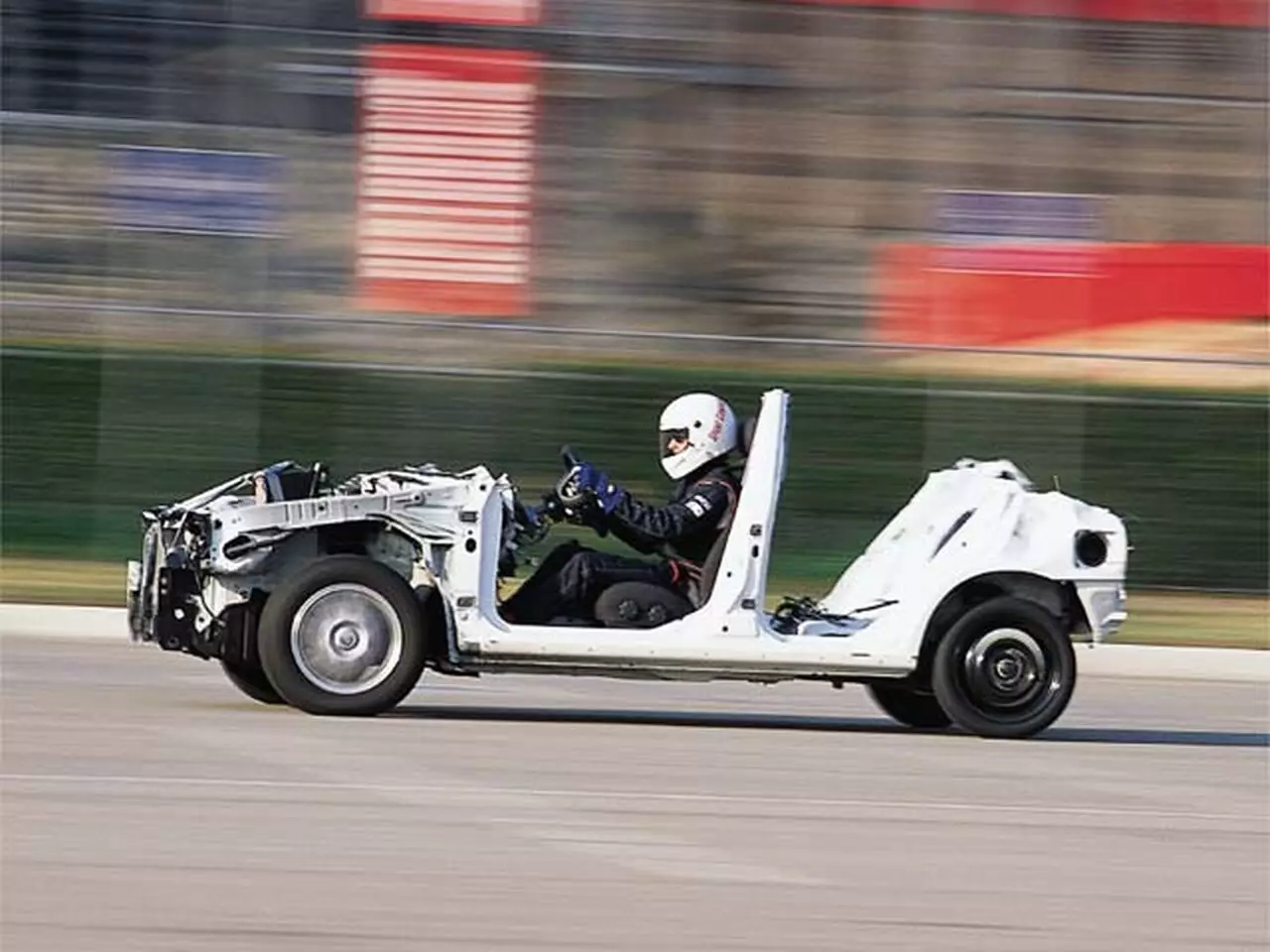 Verminder het gewicht van de machine. Weegt minder - gaat sneller. Haal de barbecue uit de kofferbak, vervang de ruit door lichtere materialen. Onder de motorkap kunnen fabrieks gietijzeren onderdelen altijd worden vervangen door stalen onderdelen, wat een paar kilo's oplevert.