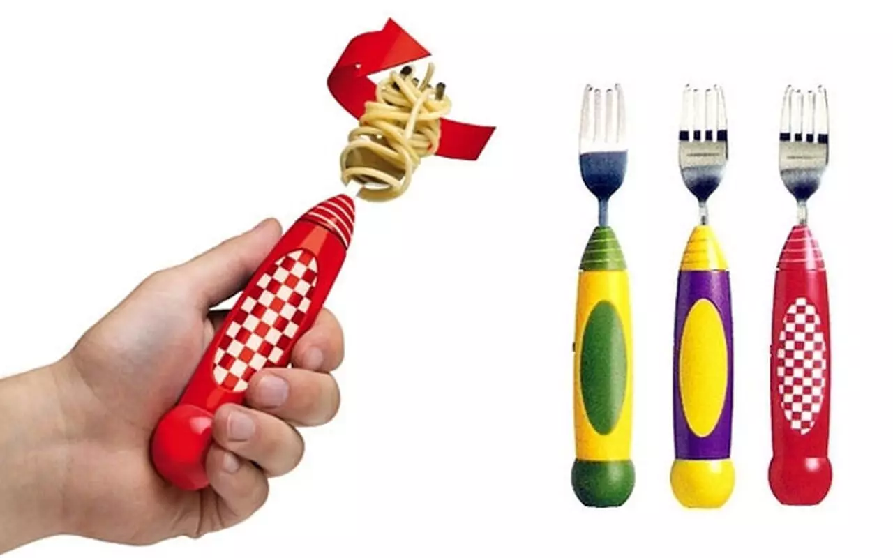 Spaghetti winder. Een geweldige aanvulling op de vorige gadget die je zal helpen omgaan met ondeugende pasta. Dompel het apparaat gewoon in de plaat en laat het al het werk doen!