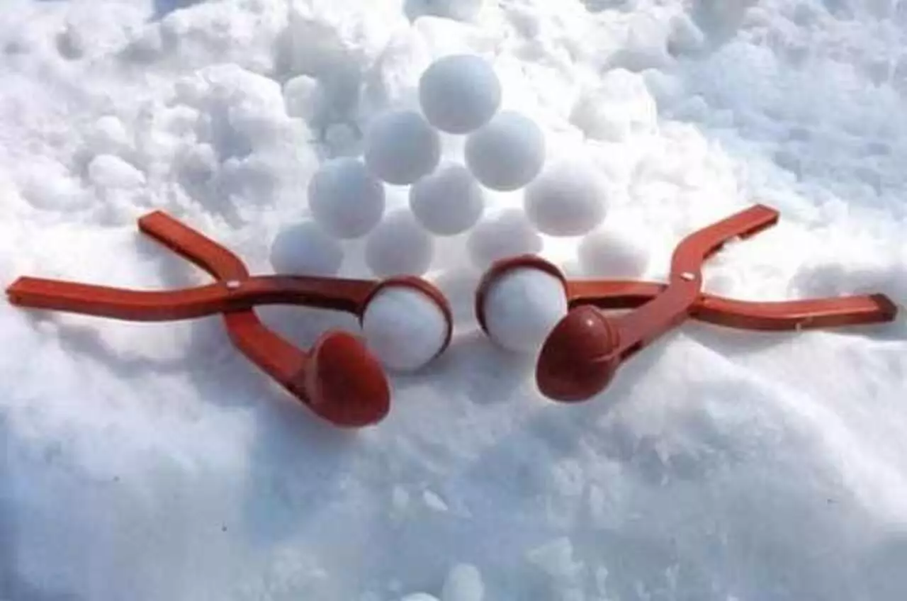 Snowball maker. Inoiz denbora nahikorik ez duen perfekzionista al zara? Elur boletan jolastea gustatzen zaizu, baina forma guztiz esferikoa ez duen jendeari zerbait botatzea bihotzera labana bat bezalakoa da zuretzat? Hartu formulario hau zurekin eta jo zure aurkariak elur-bola bikainekin.