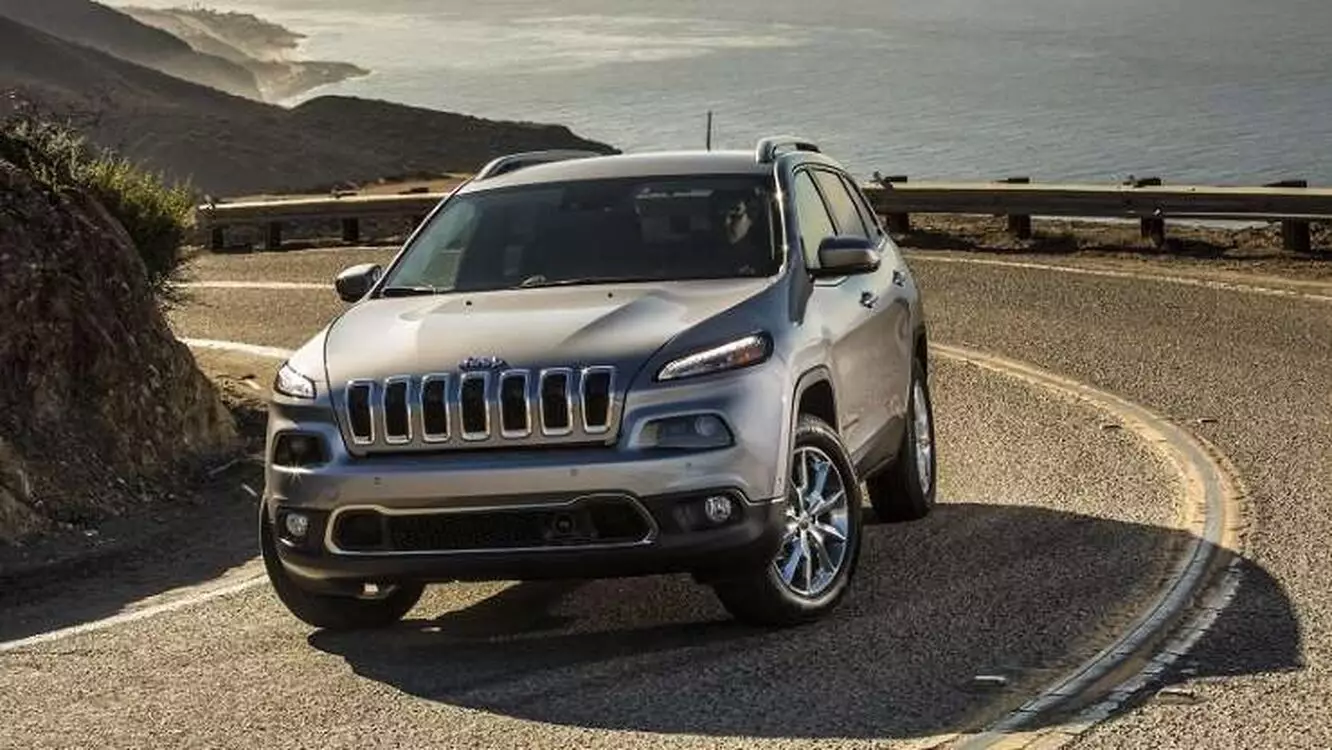 Jeep ngarérét. Charlie Miller sareng Chris Valasek parantos nunjukkeun dina 2015 kumaha aranjeunna tiasa hack Cherokee Jeep dina perjalanan. Ayeuna aranjeunna parantos nunjukkeun kumaha aranjeunna tiasa ngontrol mobilna, maksakeun éta péngkolan anu seukeut, sareng ogé kumaha kamungkinan jarak jauh hack kana sistem jip sareng maksakeun rem keras atanapi, sabalikna, angkat kagancangan tanpa kanyahoan. supirna.