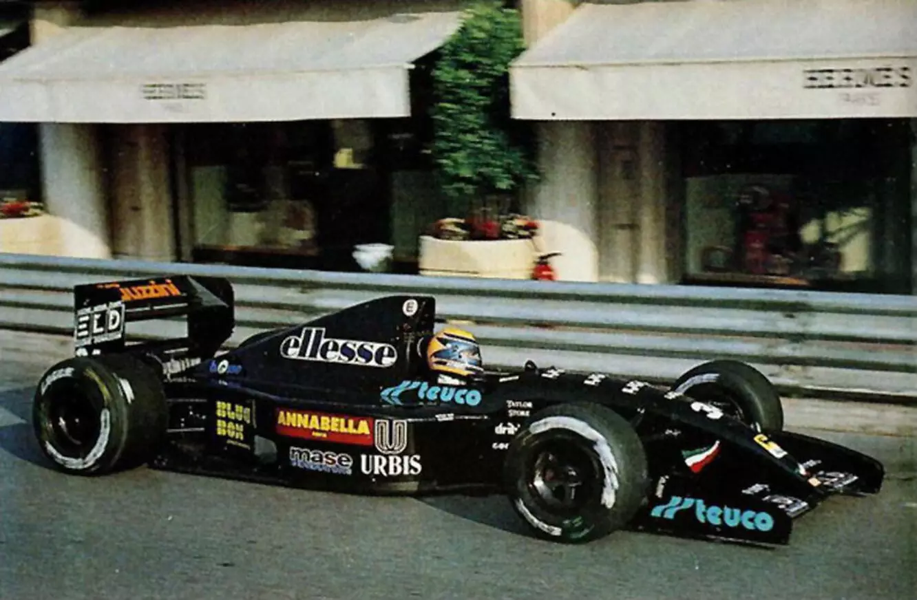 Andrea Moda. W 1992 roku włoski projektant obuwia Andrea Sassetti kupił mały zespół Coloni, przemianował go, zatrudnił kierowców i rozpoczął karierę w F1. To prawda, że skończył właśnie tam - przez cały sezon pilot Roberto Moreno zakwalifikował się tylko raz, ale nawet wtedy wycofał się z wyścigu. Na zdjęciu jedyny samochód firmy, Andrea Moda S921.