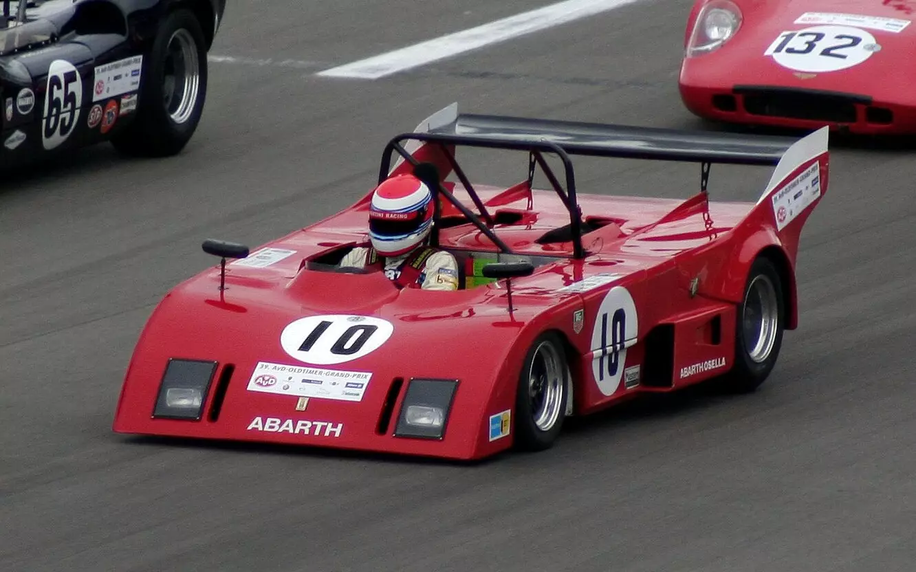 Osella. Compania este binecunoscută pentru participarea îndelungată și nereușită la Campionatul Mondial de Formula 1 din 1980 până în 1990, înainte de care compania, fondată în 1973, și-a expus mașinile în Formula 2. După ce a părăsit „formulele” și până în ziua de azi construiește cu succes prototipuri sportive (în principal pentru escaladarea unui deal). Imaginea prezintă primul model, Abarth Osella PA 1 (1973).