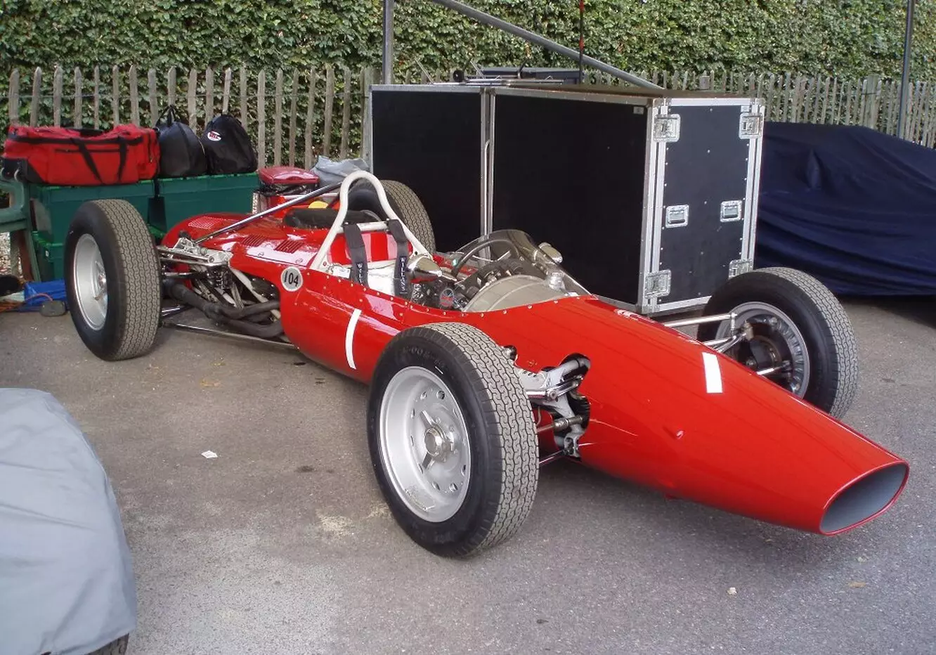 ATS (Automobili Turismo e Sport) ត្រូវបានបង្កើតឡើងក្នុងឆ្នាំ 1963 ជាក្រុមហ៊ុនរថយន្តស្ព័រ ហើយបានណែនាំភ្លាមៗនូវ ATS 2500 GT ដំបូង។ សម្រាប់ PR ក្នុងឆ្នាំដដែលនោះ ATS បានបង្ហាញ និងចូលរួមក្នុងការប្រកួតជើងឯកពិភពលោក Formula 1 ជាមួយនឹងរថយន្ត ATS 100 (ក្នុងរូបភាព) ហើយបានជួលអតីតជើងឯកពិភពលោក Phil Hill និង Giancarlo Baghetti ដែលមានទេពកោសល្យវ័យក្មេង ដែលត្រូវបានគេស្គាល់ថានៅឆ្នាំ 1961-m គាត់បានឈ្នះ GP ដំបូងដែលគាត់បានចាប់ផ្តើម។ កន្លែងដ៏ល្អបំផុតនៅចុងបញ្ចប់នៃការប្រណាំងគឺទី 11 ការលក់បានបរាជ័យហើយនៅឆ្នាំ 1965 ក្រុមហ៊ុនបានបិទ។