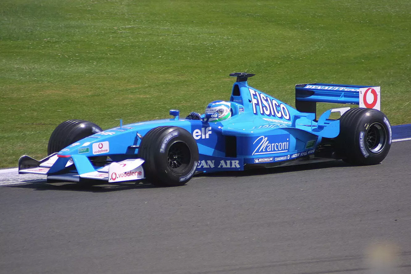 Бенетон е тим со „формула“ кој своевремено го прославуваше Михаел Шумахер. На Бенетон ги освои првите две титули и освои 19 Гран При. Тимот се појави во 1986 година, кога текстилниот гигант Бенетон Груп ги откупи остатоците од тимот на Толеман, а исчезна во 2001 година, кога Рено, кој го купи, реши да го смени името. На сликата е Benetton-Renault B201, последниот болид на тимот.