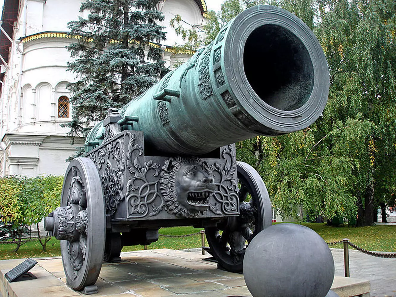 وأخيرًا ، فإن أهم ما يميز برنامج اليوم هو Tsar Cannon. صُنع هذا القصف من البرونز عام 1586 بواسطة أندريه تشوخوف. يصل عيارها إلى 890 مم ، ويبلغ وزنها الإجمالي 39.31 طنًا. تم تزيين فوهة البندقية بأنماط معقدة ، بينما هي نفسها مدرجة في موسوعة جينيس للأرقام القياسية باعتبارها البندقية ذات العيار الأكبر. وجد المؤرخون المعاصرون أن هذا المدفع أطلق مرة واحدة على الأقل ، لكن لا يوجد دليل تاريخي كبير على ذلك.