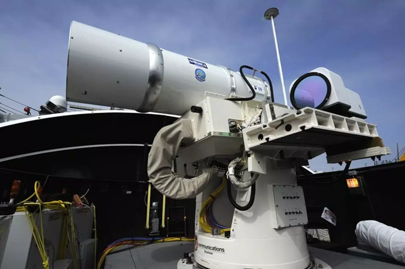 Lockheed Martin konstruas batalan laseran modulon, kiu povas esti pligrandigita per simple aldonado de novaj emisiiloj. En April 2104, la firmao produktis kaj testis 60 kilovatan batalfibrlaseron. La instalaĵo estos inkluzivita en la batalveturilo HEL MD estonte.