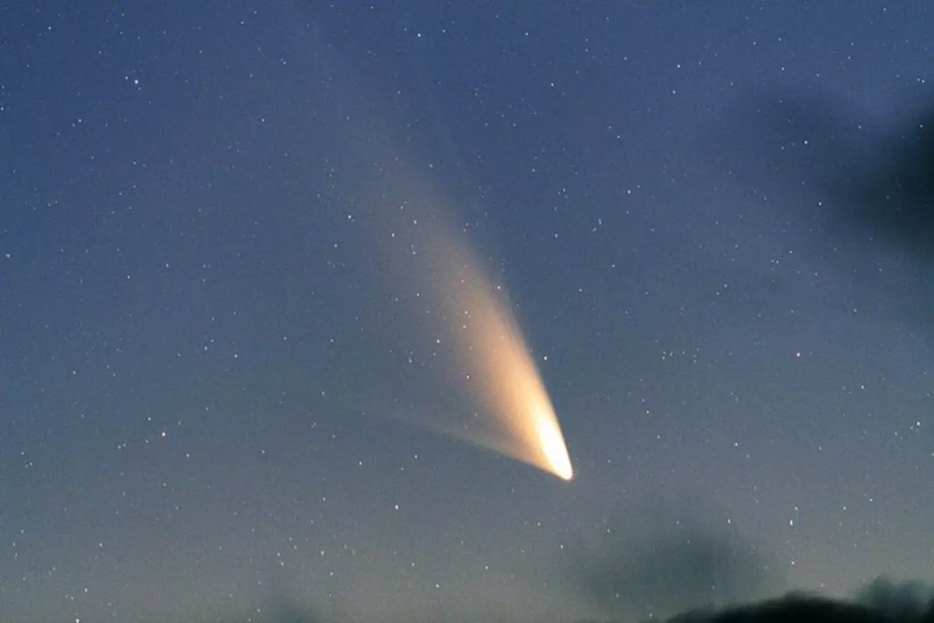 Cometa C/2011 L4. Foto tomada o 2 de marzo de 2013 sobre Queenstown, Nova Zelanda.