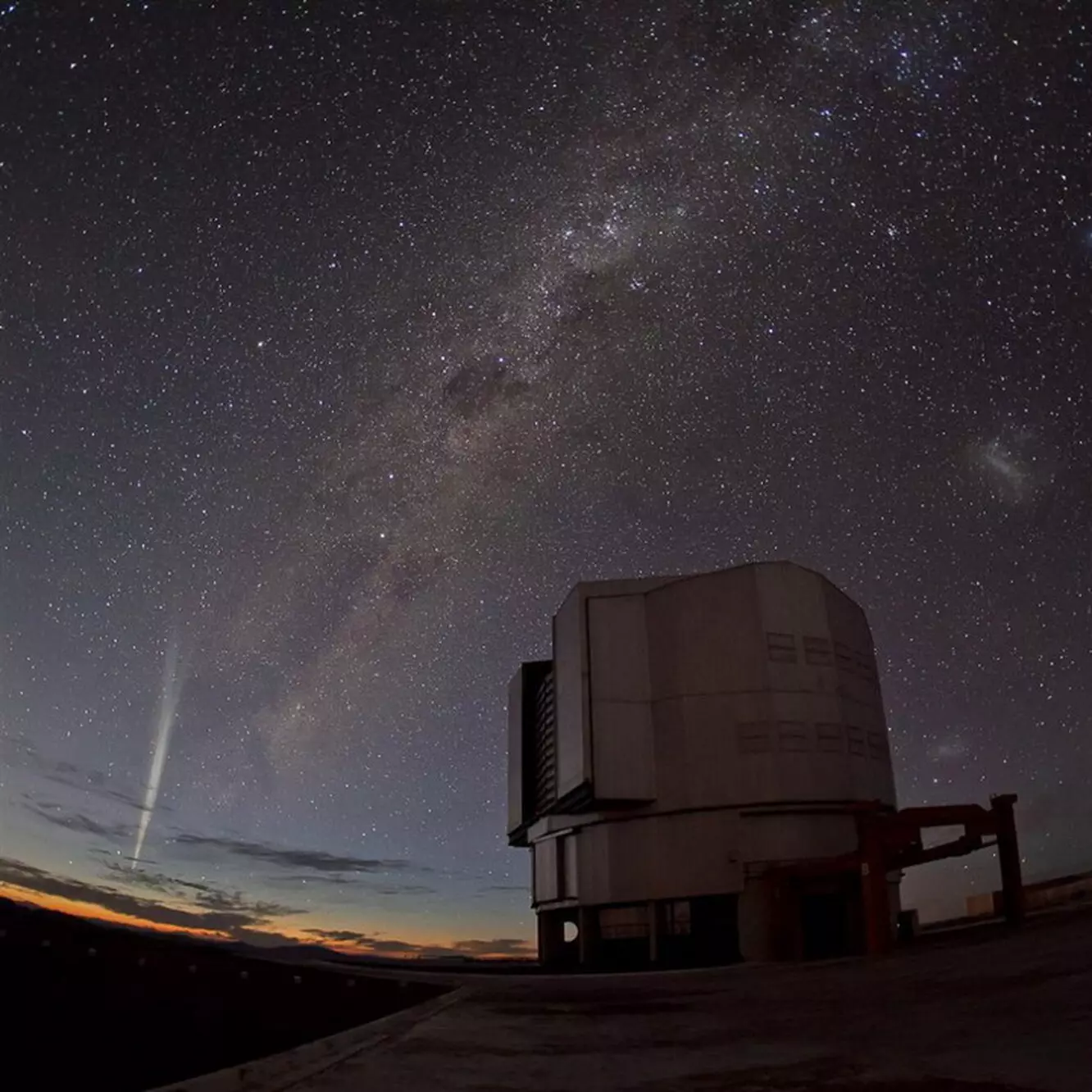 2011 年 12 月 22 日にチリのヨーロッパ南天天文台の上空にある彗星 C/2011 W3 (ラブジョイ)。