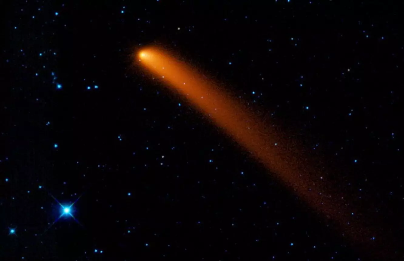 Cometa C/2007 Q3 (Siding Spring). A imaxe foi tomada polo Wide-field Infrared Survey da NASA e lanzada ao público o 17 de febreiro de 2010.