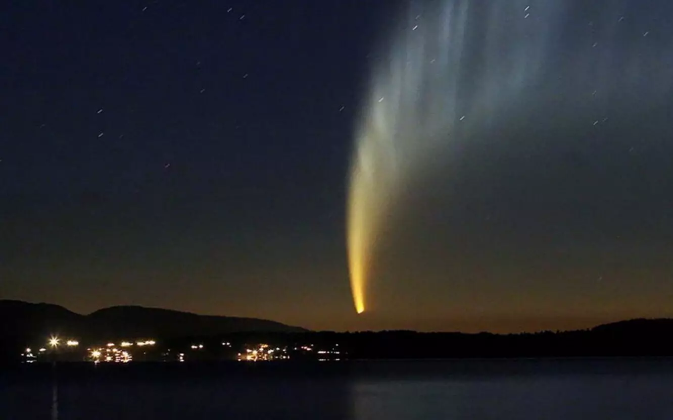 Umurizo muremure wa Comet McNaught (C / 2006 P1). Pucon (umujyi wa Santiago, Chili), ku ya 19 Mutarama 2007.