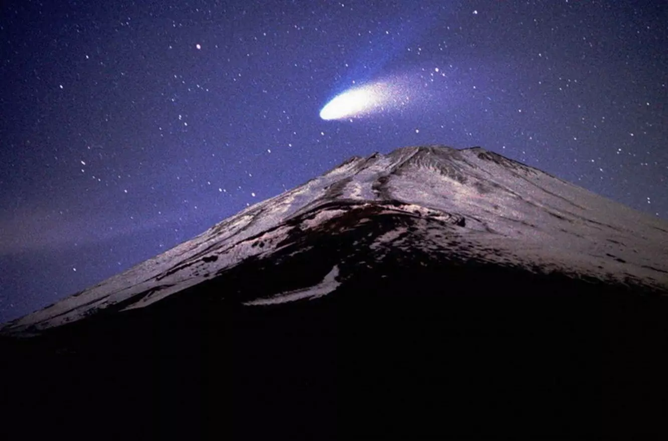 Cometa C/1995 O1 (Hale-Bopp) sobre o monte Fuji. Xapón, 31 de marzo de 1997.