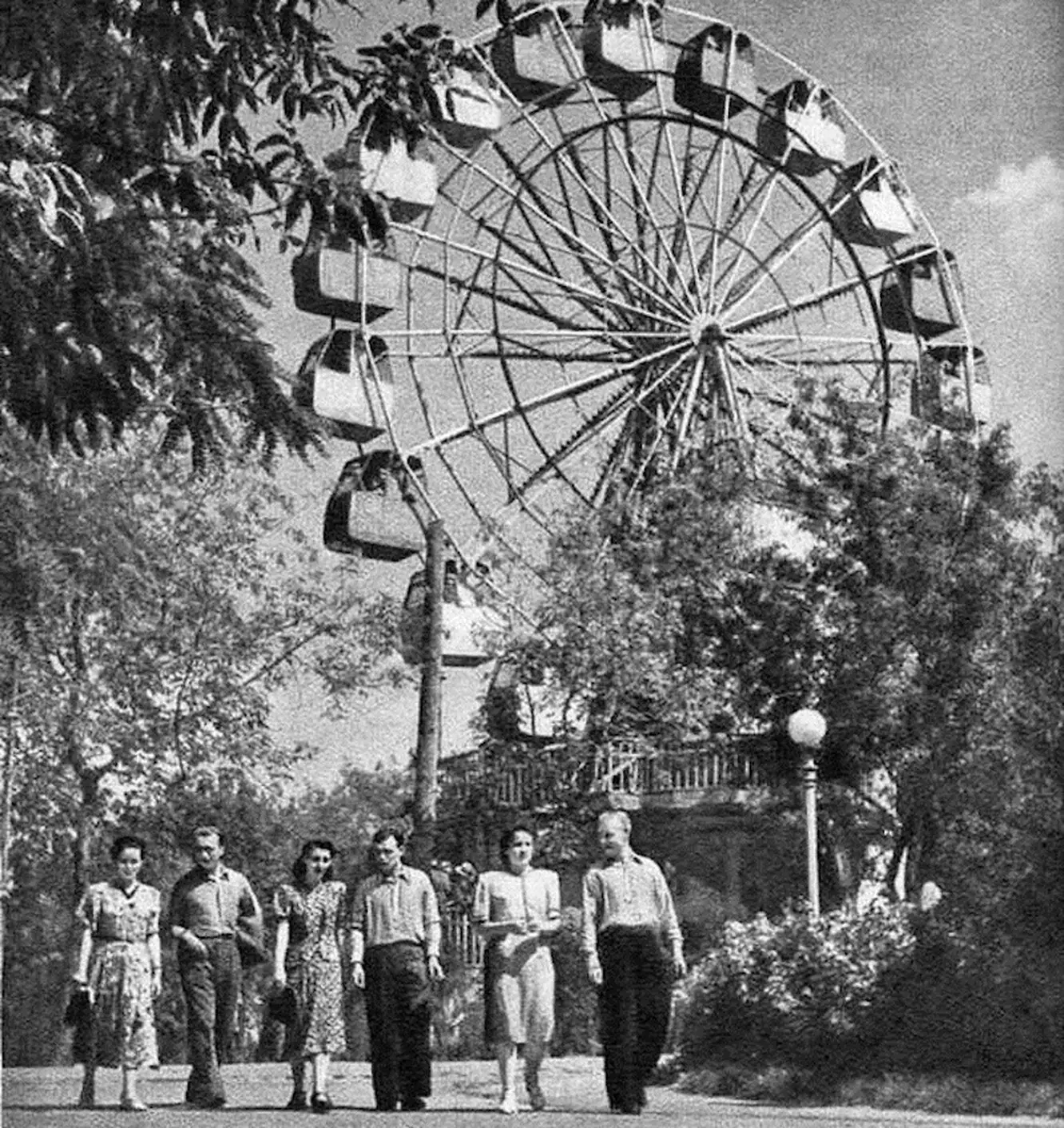 Et bien sûr, le clou du programme est la grande roue. Tout le monde connaît l'attraction sous la forme d'une grande roue verticale, au bord de laquelle sont fixées des cabines pour passagers. Sur la photo - la petite grande roue (puis simplement la "grande roue") dans le TsPKiO im. Gorki, 1934.