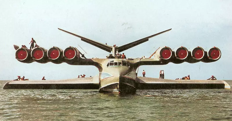 Ekranoplan Sofietaidd enfawr gyda pheiriannau turbojet