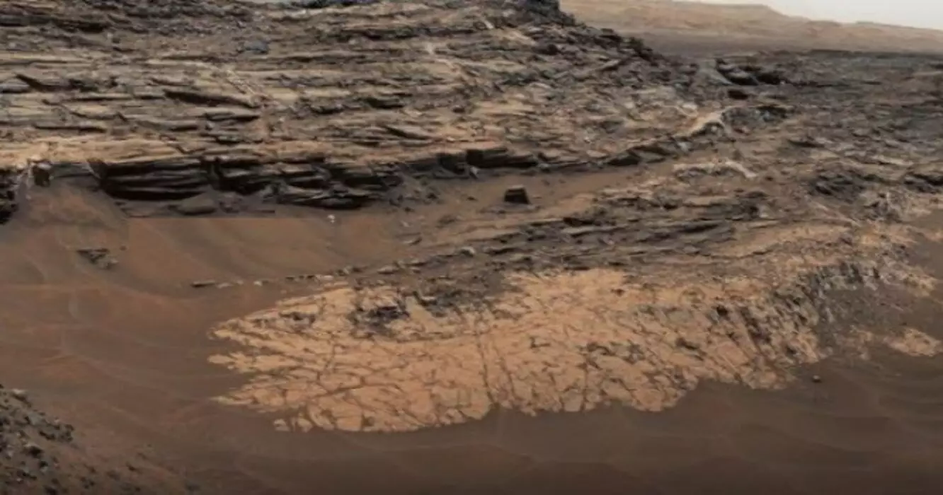 Misteri mineral Mars. Salah sahiji wewengkon surveyed ku Panasaran di 2015, dimana lapisan sandstone rests dina dasar argillic, ngandung jumlah luar biasa silika - silika, komponén utama batu. Pikeun kéngingkeun jumlah silika ieu, anjeun peryogi cai, seueur cai. Sareng sampel munggaran anu dicandak di zona éta mendakan tridymite - mineral anu paling langka bahkan di Bumi.