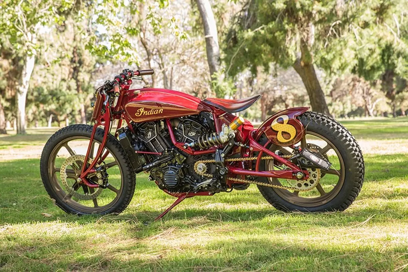 Roland Sands Design. Ile-iṣẹ ti o da ni Long Beach, California ti o ṣe awọn alupupu aṣa, awọn ẹya, ati awọn ẹya ẹrọ. Aworan naa ṣe afihan afọwọṣe pipe - aṣa aṣa RSD Sikaotu ti a ṣe ni lilo awọn eroja ti India tootọ.