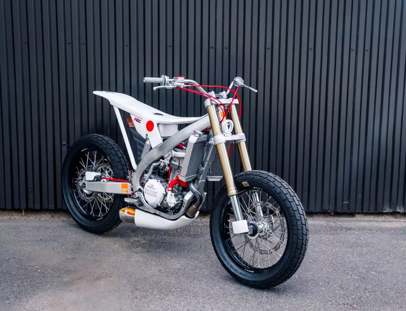 Marcus Moto Design. Sweedsk bedriuw basearre yn Stockholm. In perfekt foarbyld fan in minimalistyske maat. Ofbylde is in Honda CRF450 troch Marcus Moto Design haad Marcus Karlsson.