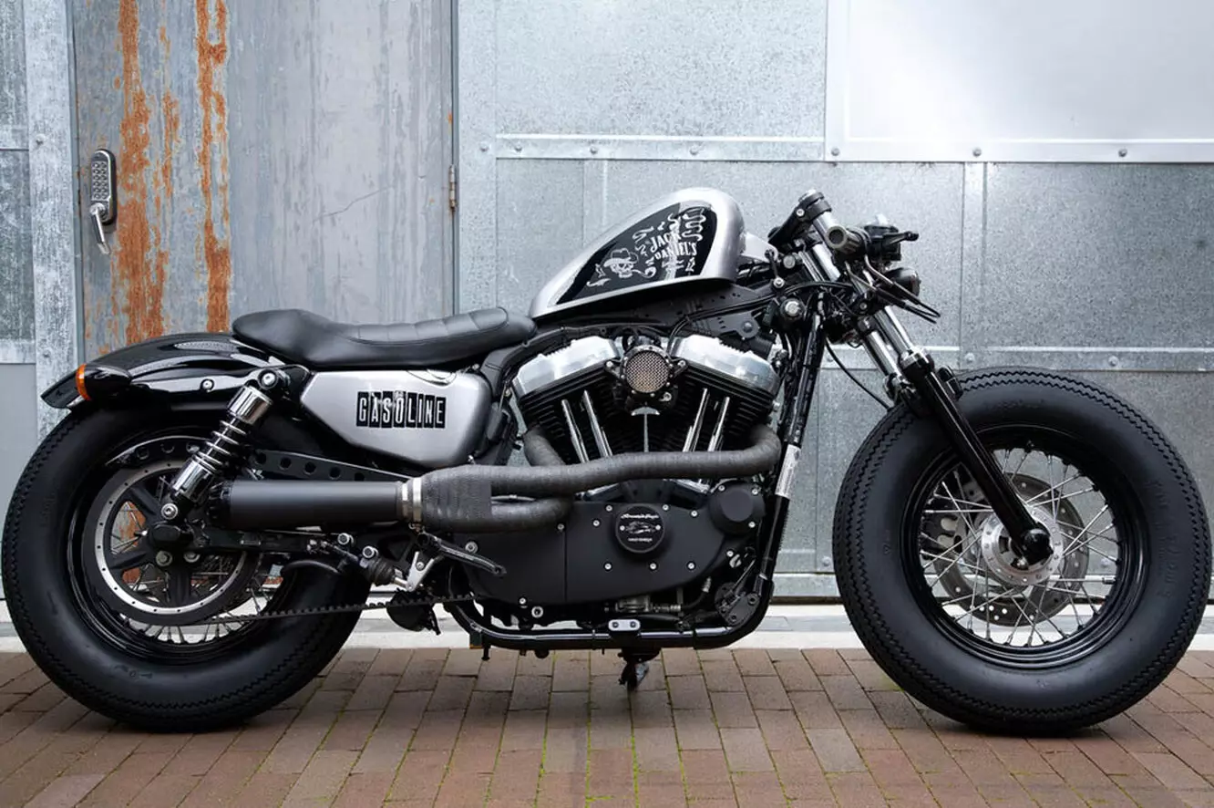 Benzin Motor Co. Et australsk firma, der sammen med andre aktiviteter er den officielle distributør af Ural motorcykler. Derudover bygger hun sine egne specialdesignede. På billedet er Benzin Jack Daniels specialbygget (2015).