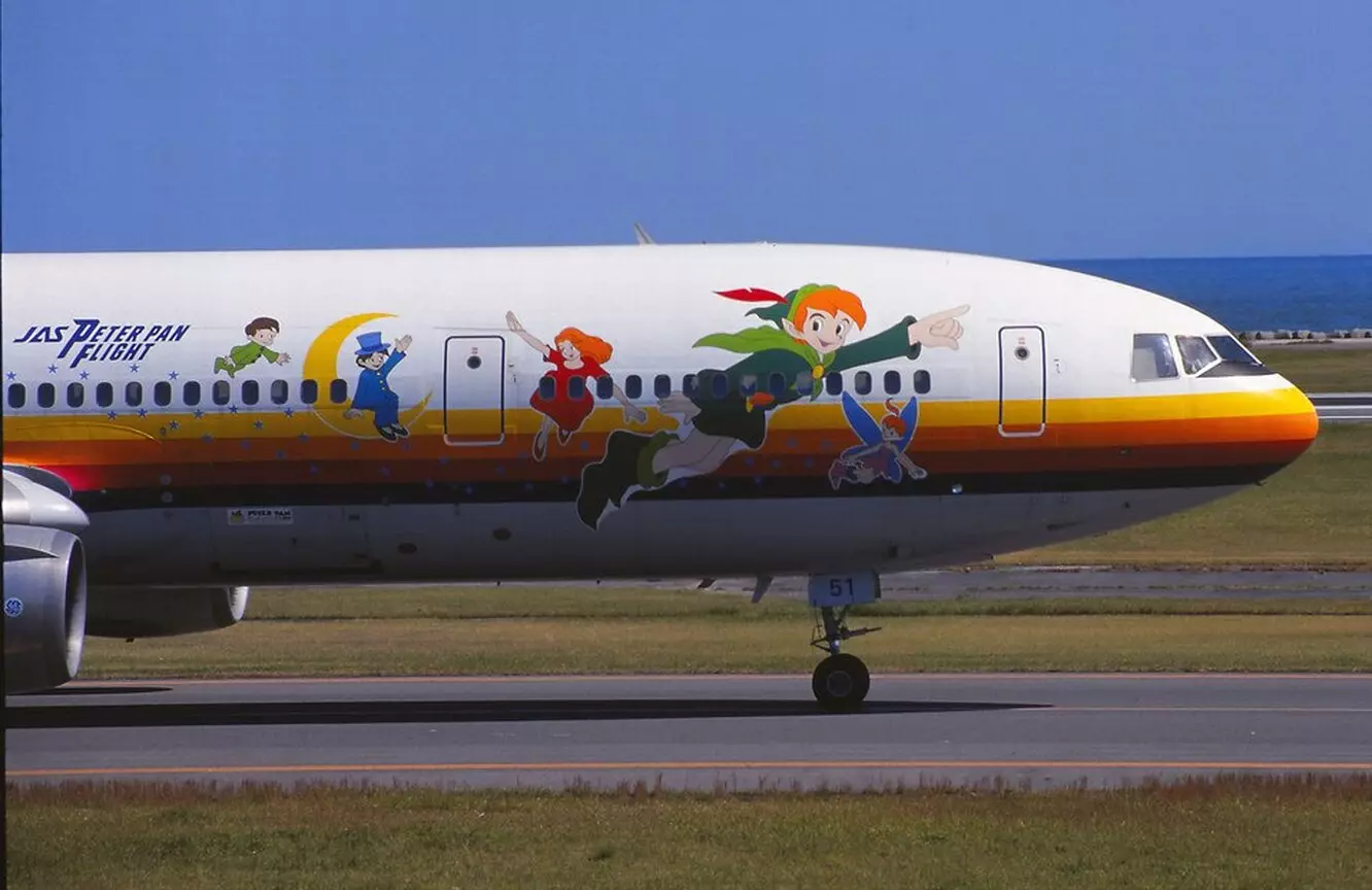 日本公司 Japan Air System 決定用彼得潘的形象裝飾這架 McDonnell Douglas DC-10。角色的選擇並不奇怪——畢竟彼得潘會飛！雖然不是沒有仙女的幫助。