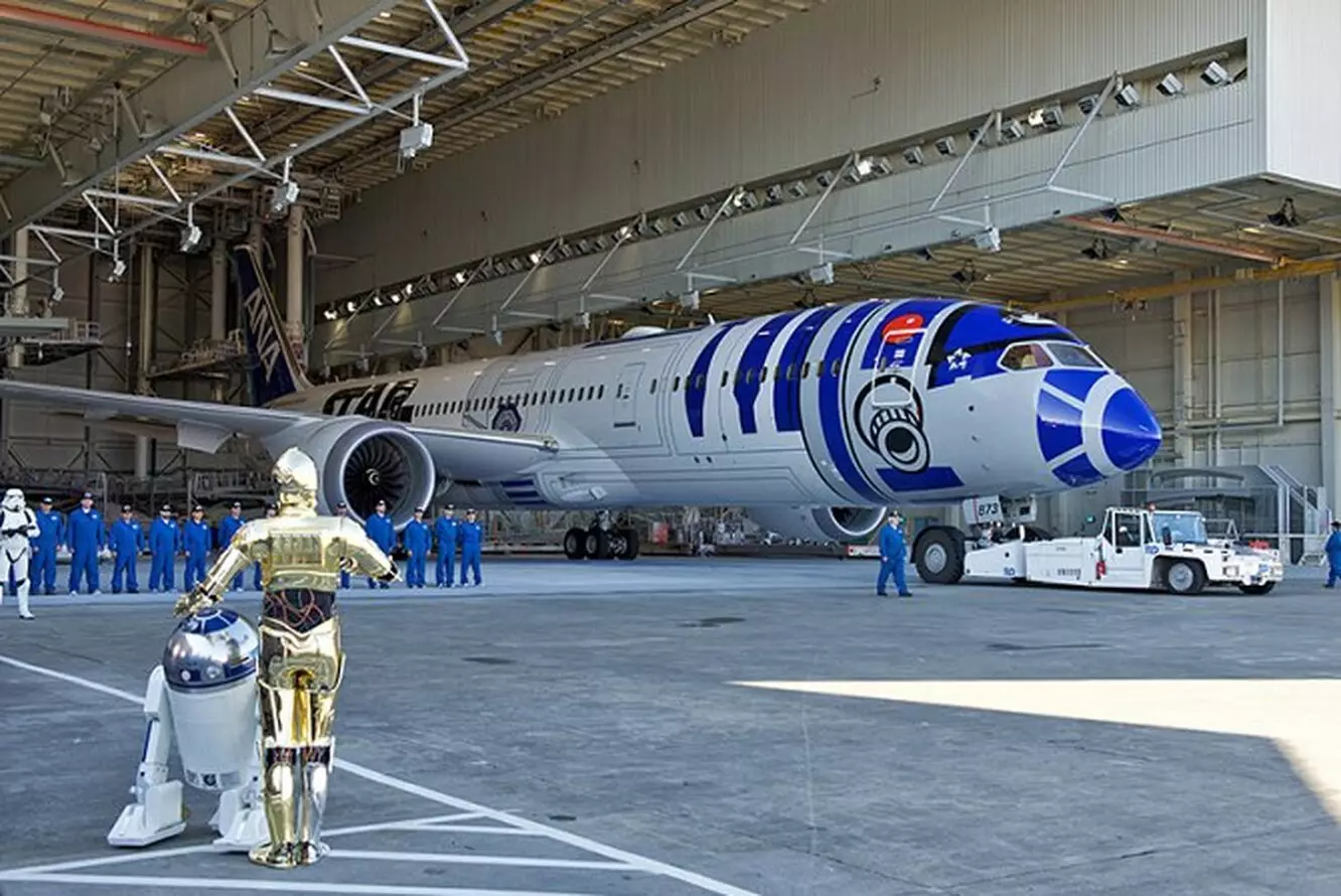 Det japanska flygbolaget ANA målade sin Boeing 787 Dreamliner med R2-D2 från