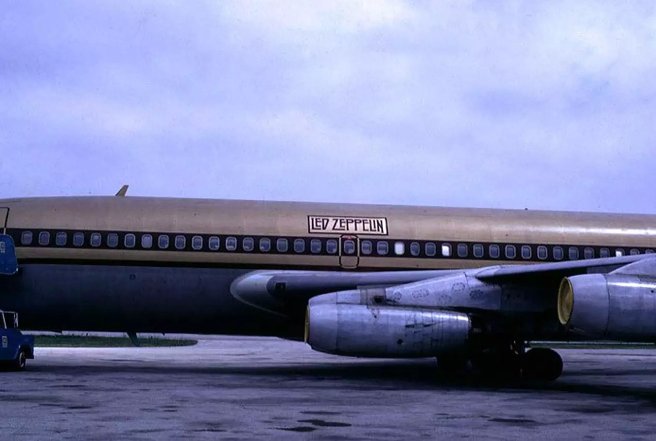 Starship Led Zeppelin. Šis Boeing 720 sākotnēji piederēja United Airlines. Pēc tam to iegādājās amerikāņu mūziķis Bobijs Šermans un viņa menedžeris, lai to iznomātu grupām. Led Zeppelin ar to lidoja turnejā no 1973. līdz 1975. gadam; bundzinieks Džons Bonems pat mazliet sēdēja pie stūres.