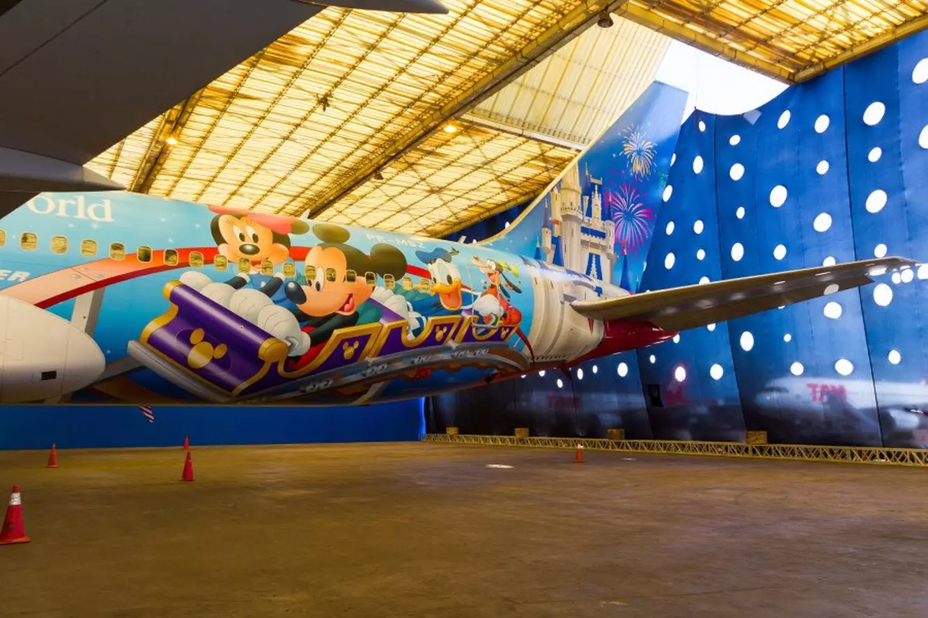 Ukusebenzisana kokuqala phakathi kwe-West Jet ne-Disney World i-Boeing 737 enabalingisi be-Disney.