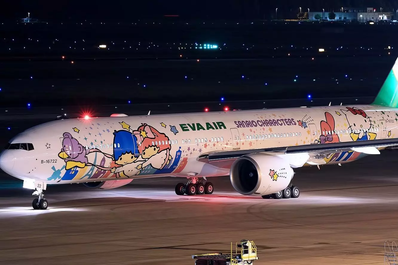 Hello Kitty Jet Taivano kompanija EVA AIR. Boeing 777-300ER, virto mielu šeimos laineriu ne tik iš išorės, bet ir iš vidaus. Prabangus salonas, kuriame garsusis kačiukas žvelgia į keleivius iš kiekvieno interjero detalė, skirtas laimėti vaikų meilę.