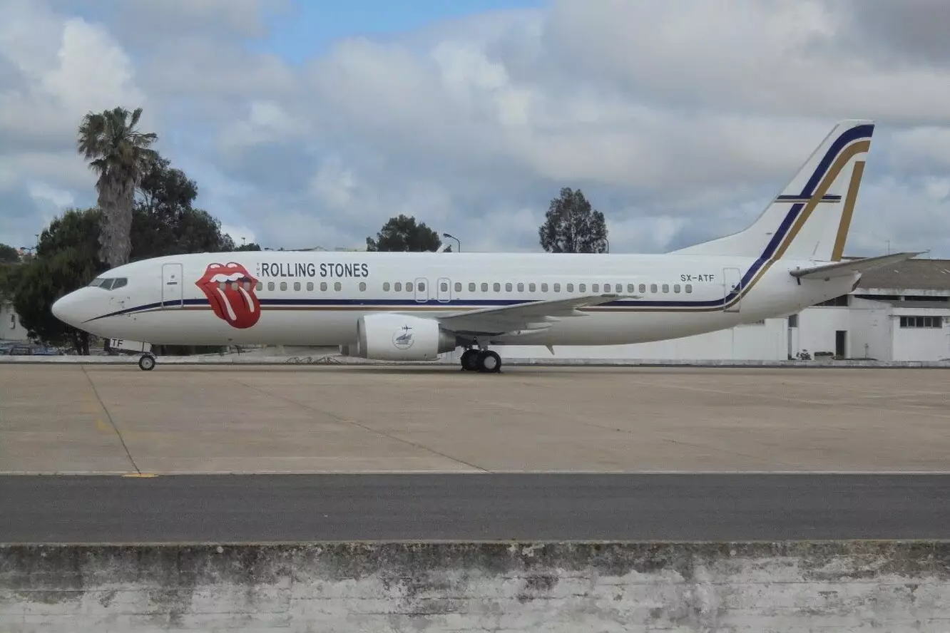 The Rolling Stones hawakusalia nyuma ya rockers wengine na walichora chapa ya biashara yao lugha ya kejeli kwenye Boeing 767 yao.