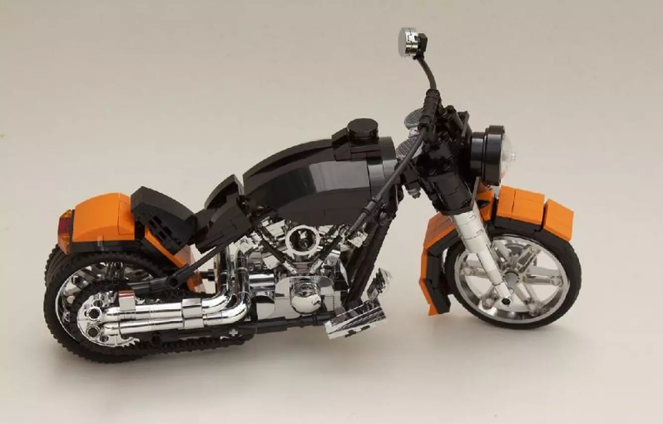 Harley-Davidson Fatboy Custom. Dennis Glaasker Herbehereetako Lego fabrikatzaileak Bricksonwheels MOC izenekoak eraikitako modeloa.