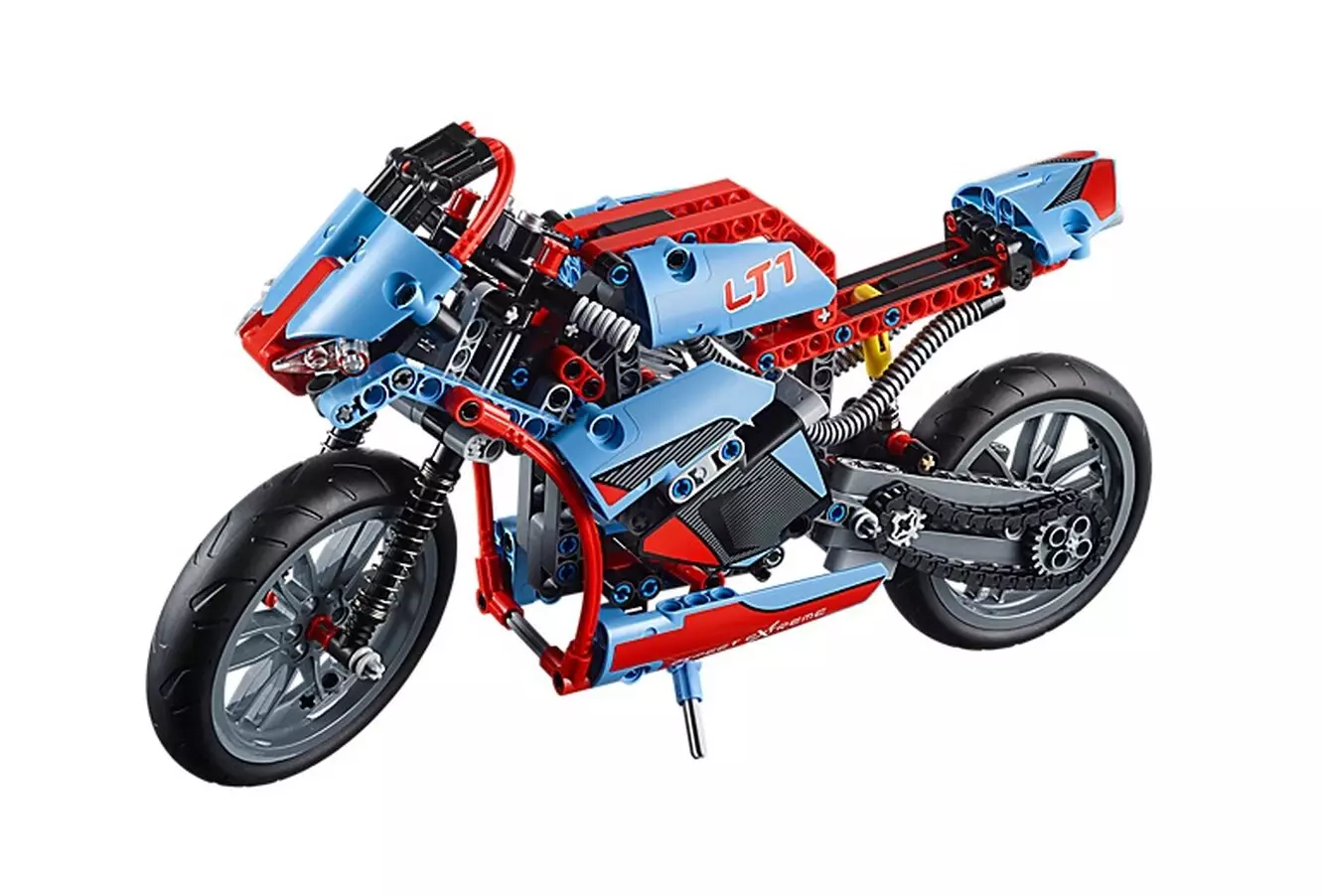 Tudi sami razvijalci Lego sploh niso slabi. Tukaj je na primer neverjetna lepota motocikla LT-1, serijskega kompleta oblikovalca. Komplet se imenuje Street Motorcycle, serija Lego Technic.