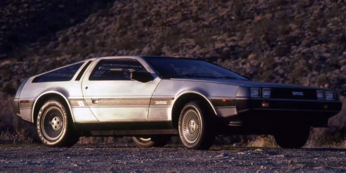 DeLorean DMC-12. Malli, jonka John DeLorean piti autoteollisuuden tulevaisuutena, epäonnistui useista syistä. Ensin tuotanto tehtiin kiireellä. Toiseksi Pohjois-Irlannissa, jossa tehdas sijaitsi, puhkesi poliittinen kriisi, ja FBI keksi huumejutun itse Deloreania vastaan. Hänet vapautettiin pian, mutta tämä ei pelastanut DMC-12:ta.