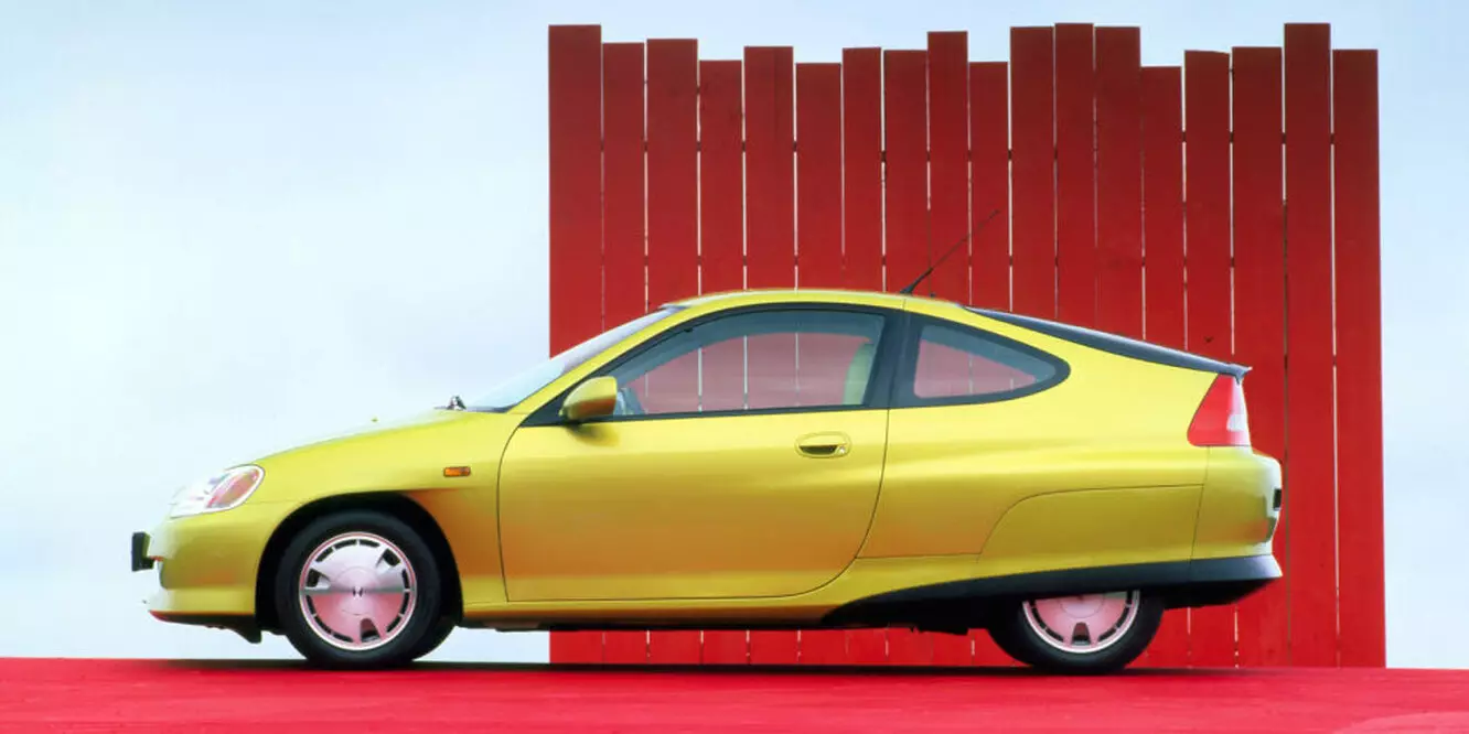 Honda Insight. Dit model yn 'e earste generaasje waard beskôge as tige nijsgjirrich ûnder goedkeape auto, mar fleach foarby it grutte publyk. Spitigernôch - it streamline lichem, grutte trije-silinder motor en lege gewicht perfoarst fertsjinje omtinken. Och, doe't Honda de Insight yn 2010 opwekke, wie it hast in kloon fan 'e populêrder Prius.