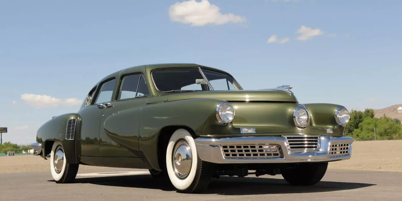 Tucker 48. Preston Tuckerin ensimmäinen ja ainoa auto sisälsi yhtä paljon innovaatioita kuin sen kilpailijat, eikä se haaveillut moneen vuoteen. Valitettavasti tuotanto keskeytettiin vain 51 kappaleen julkaisemisen jälkeen SEC:n - Securities and Exchange Commissionin - tutkimuksen vuoksi. Todennäköisesti sen provosoivat suuret Detroitin autonvalmistajat, jotka pelkäävät kilpailua.