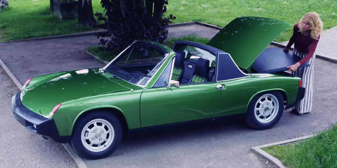 Porsche 914/6. Nalika Porsche 914 kaluar kalawan loba flair Volkswagen, fans éta teu senang. Sanajan kitu, mobil dijual ogé. 914/6, sayangna, ngagaduhan nasib anu béda - hargana ampir sami sareng 911, sareng masarakat henteu resep milih modél anu langkung akrab.