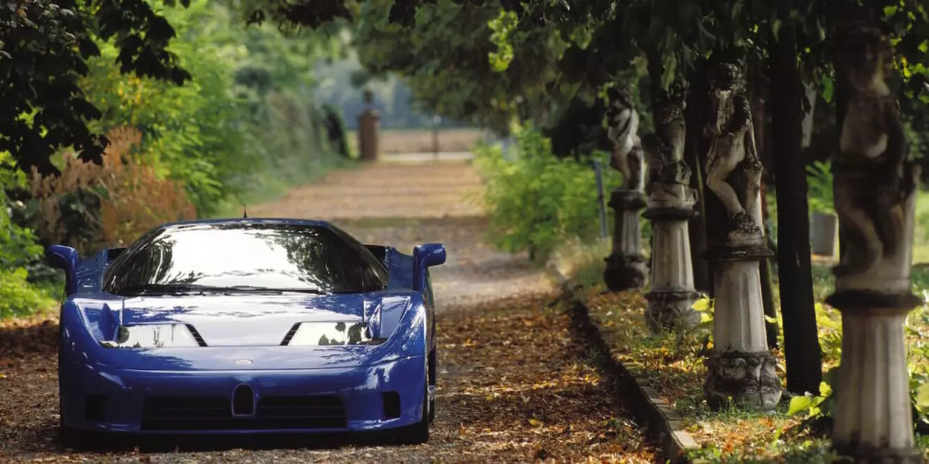 Bugatti EB110. De "dea" fan 'e Bugatti EB110 wurdt noch altyd beskôge as ien fan' e grutste ekonomyske mystearjes fan 'e foarige ieu. De makker, Romano Artioli, easke kompetitive sabotaazje en spultsjes efter de skermen troch fabrikanten, mar gjinien koe in folslein antwurd jaan. Spitich, want de EB110 wie in koele auto.