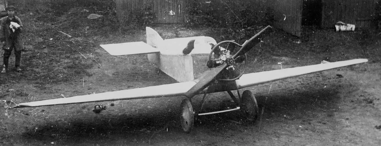 ANT-1 (1923), die eerste vliegtuig wat deur Andrey Tupolev ontwerp is. ’n Eksperimentele enkelsitplek-sportmotor het sy eerste vlug op 21 Oktober 1923 gemaak. Tupolev het voorheen sweeftuie en sneeuwscooters ontwikkel, en die eenvoudigste ANT-1 was eerder 'n toetspen vir die nuutgestigte ontwerpburo. Tupolev ten tyde van die voltooiing van die werk aan die vliegtuig was 35 jaar oud. Die ANT-1 self het in 'n enkele kopie bestaan en was beplan om in 1937 uitmekaar gehaal te word.