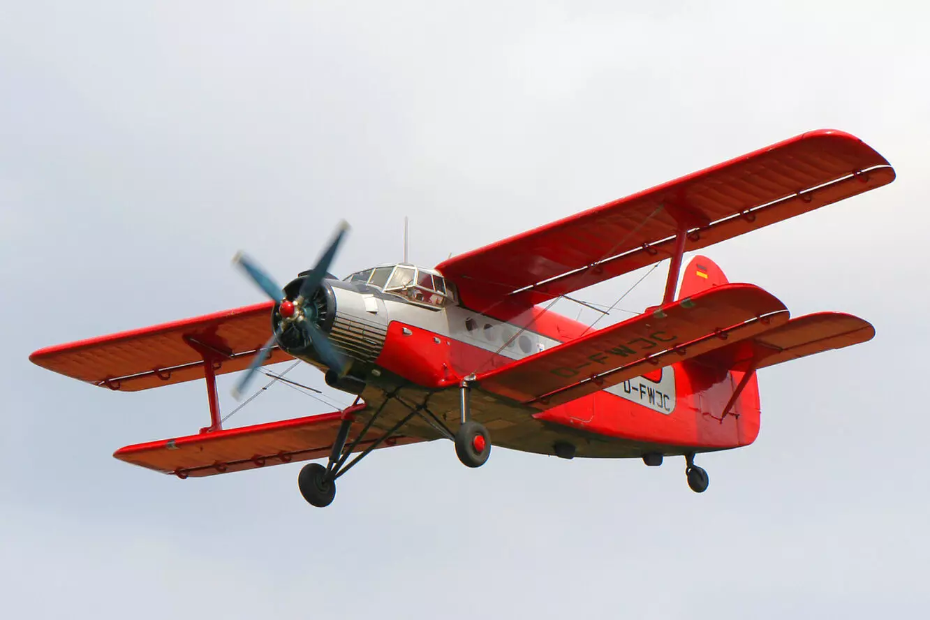 AN-2 (1947), fyrsta flugvélin sem Oleg Antonov hannaði. Áður en hann stundaði hönnunarskrifstofu Antonov í svifflugum (og þar af leiðandi er númerið ekki frá einni) og „gaf“ síðan út vinsælustu fjölnotaflugvélar Sovétríkjanna. An-2 í ýmsum breytingum var framleidd í meira en 18.000 stykki, það fór í fyrsta flug sitt 31. ágúst 1947, margar AN-2 eru enn á flugi. Antonov var 41 árs þegar flugvélin var gerð.