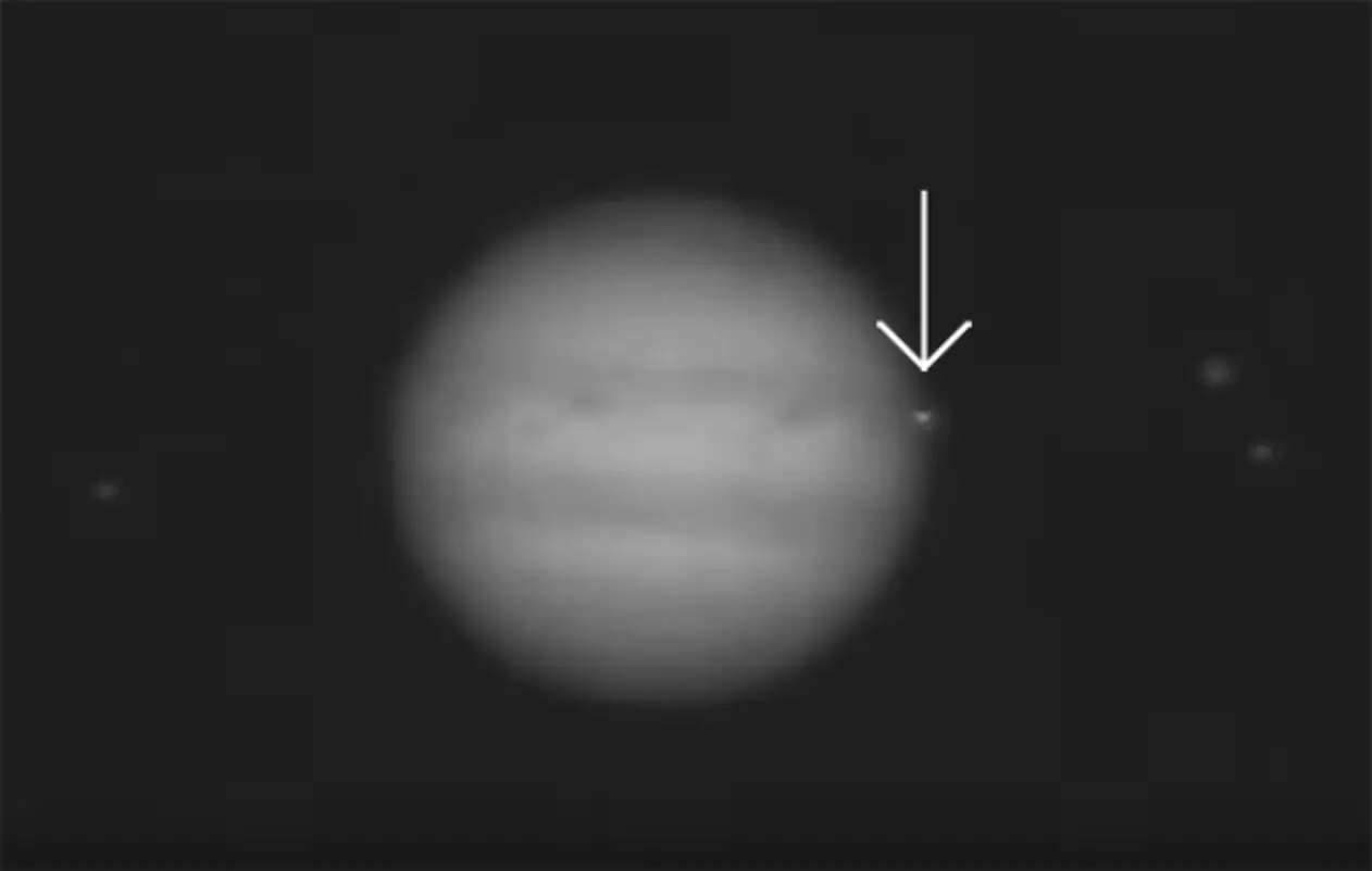 Jupiter ottaa paljon osumia komeetoista ja asteroideista, mutta tämä ei tallentunut videolle ennen vuotta 2016. Kaksi amatööritähtitieteilijää, toinen Irlannista ja toinen Itävallasta, nauhoittivat omat videonsa Jupiteriin osuvasta asteroidista ja julkaisivat ne YouTubeen. Ulkopuoliselle tarkkailijalle se ei näytä kovin vaikuttavalta, mutta tutkijoille se on yksinkertaisesti uskomatonta.