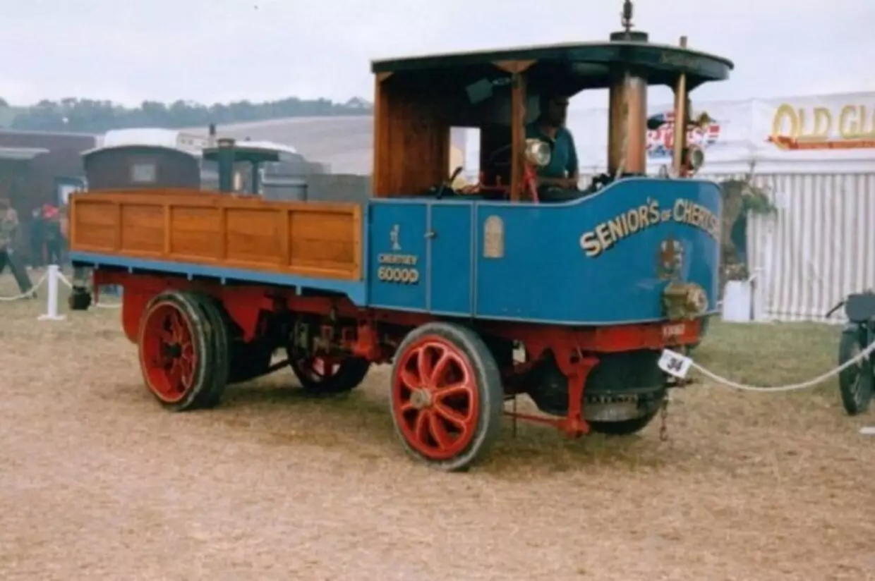 The Sentinel Standard steam truck, originally from Scotland, has been in production since 1906. The first engines went to cars from boats, and their power was as much as 24 hp. True, they developed a mediocre speed, no higher than 12 km / h. Even today, restored copies of surviving cars are used as tourist buses.