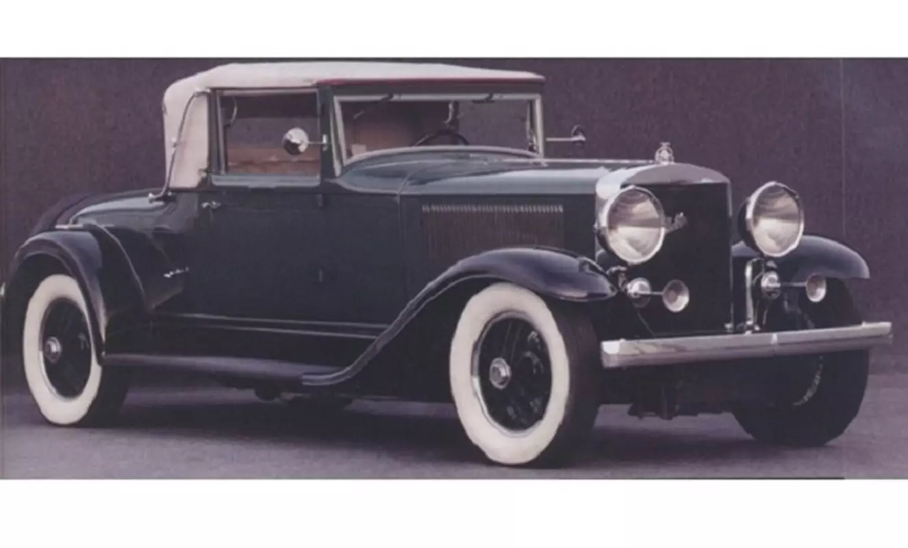 На саемот за автомобили во Њујорк во 1924 година, истите браќа Добл го претставија Model E, кој стана еден од најмоќните и најсигурни парни автомобили во своето време. Неговата максимална брзина достигна 160 km/h, додека до 100 забрзуваше за само 10 секунди – а зборуваме за парна машина! Навистина, таквата изведба значително влијаеше на цената на автомобилот и само богатите луѓе можеа да си го дозволат тоа. Вкупно беа објавени околу 50 примероци.