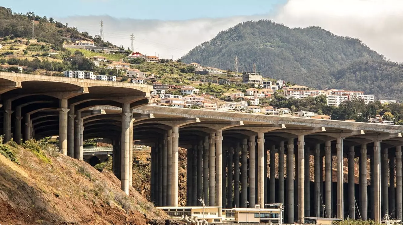 Aeropuerto Internacional de Madeira, Portugal. En 2000, la pista del aeropuerto se completó y ahora una parte importante de ella es una estructura de paso elevado, ubicada sobre 180 pilares de hormigón armado con un diámetro de 3 metros cada uno. La altura de los soportes individuales alcanza los 50 metros sobre el nivel del mar.