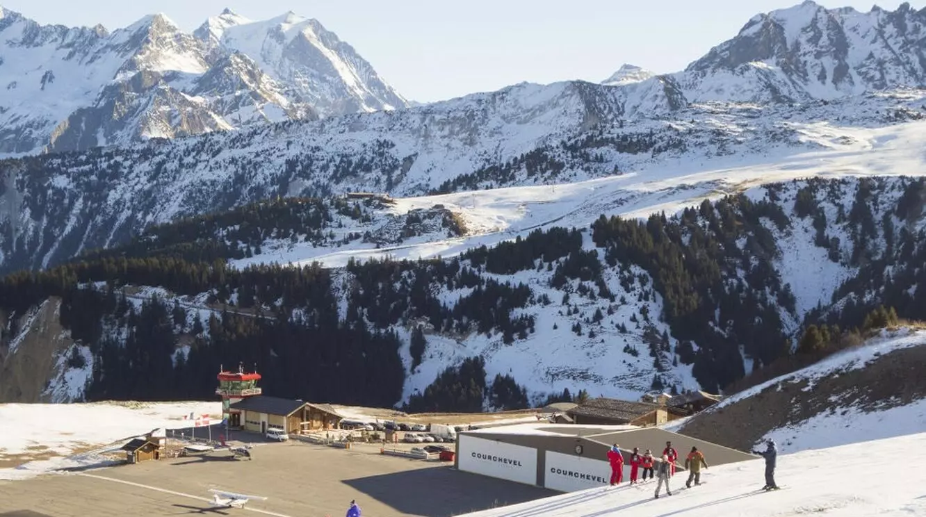 Aeropuerto de Courchevel, Francia. El aeropuerto de la famosa estación de esquí destaca por una pista muy corta con una longitud de solo 525 metros con una inclinación del 18,5% y una colina en el medio. Además, los aviones no pueden aterrizar aquí durante la niebla o las nubes bajas debido a la falta de un sistema de aproximación por instrumentos. El aeropuerto está ubicado a una altitud de 2000 metros sobre el nivel del mar.