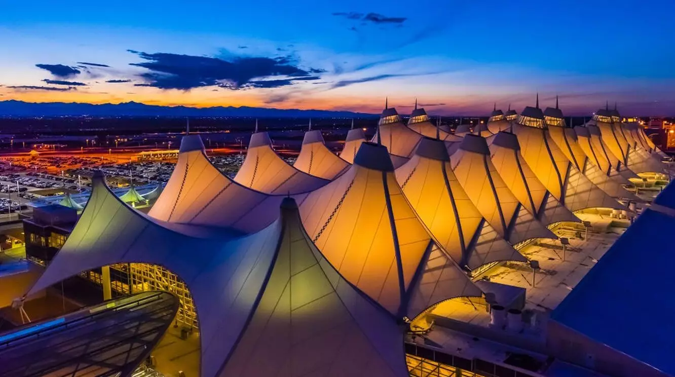 Aeropuerto Internacional de Denver, Estados Unidos. El aeropuerto es el más grande de Estados Unidos en cuanto a superficie (140 km²), y su pista 16R/34L es la más larga de la aviación civil (4877 m). Se dice que hay una ciudad gubernamental ultrasecreta debajo del aeropuerto.