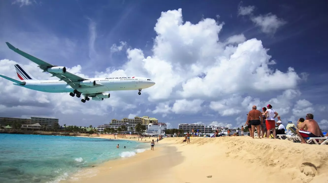 Aeropuerto Princesa Juliana, San Martín. El aeropuerto es uno de los centros de transporte más grandes del Caribe y uno de los más peligrosos del mundo. El final de su pista se encuentra justo en la orilla del mar, cerca de la playa, de modo que los aviones, al aterrizar, vuelan a una altura de solo 10-20 metros sobre las cabezas de los turistas.