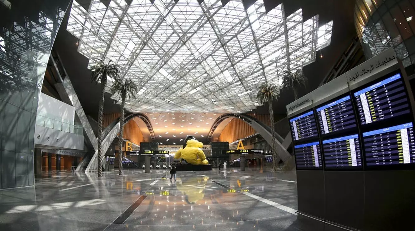 Aeropuerto Internacional Hamad, Catar. El aeropuerto está ubicado en el desierto y cuenta con dos pistas independientes de 4,9 y 4,3 kilómetros de largo, ubicadas a una distancia de 2 kilómetros entre sí. La terminal con un hotel de 200 habitaciones y una estatua de un oso de 7 metros está diseñada como un oasis con muchas fuentes y plantas tropicales.