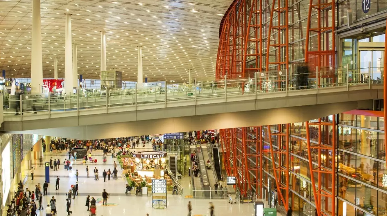 Aeropuerto Internacional de Pekín Capital, China. El aeropuerto más grande de China y el segundo más grande en términos de tráfico de pasajeros en el mundo. Su tercera terminal, de más de tres kilómetros de longitud, se convirtió en la mayor en superficie (986.000 m²) de China y la segunda del mundo. El color de su techo es naranja con tonos claros a oscuros para ayudar al pasajero a navegar por el edificio, y en el diseño se utilizan muchos elementos decorativos tradicionales chinos.