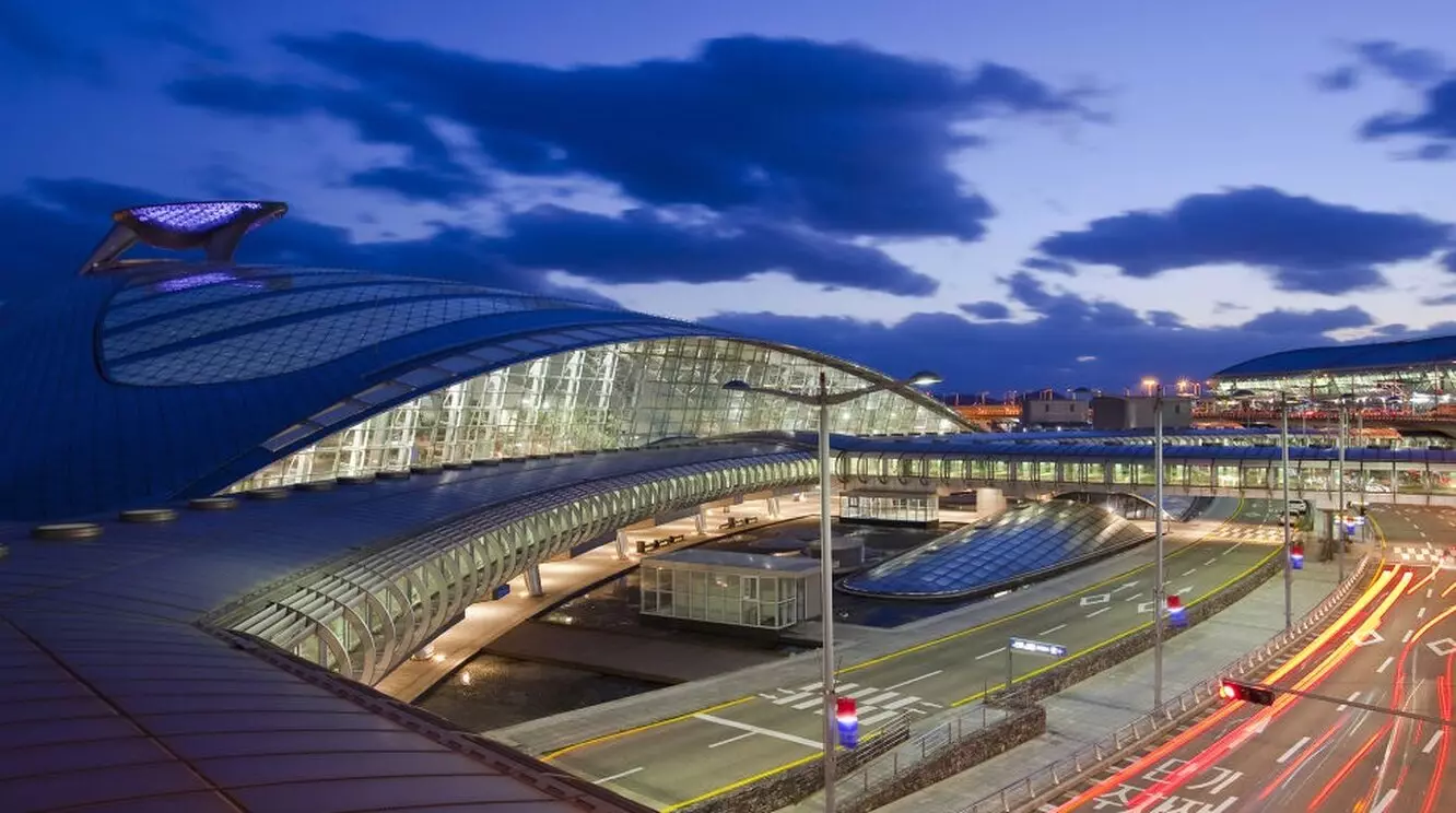 Aeropuerto Internacional de Incheon, Corea del Sur. Siendo uno de los aeropuertos más grandes del mundo, desde 2005 ha sido reconocido constantemente como el mejor del mundo por el Consejo de Aeropuertos Internacionales. Además de una limpieza perfecta, la terminal de pasajeros cuenta con una infraestructura exclusiva, que incluye campos de golf, salas de masajes, dormitorios, un casino e incluso jardines de invierno.